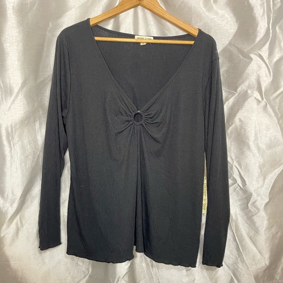paper tee | Tops | Nwt Plus Size Y2k Inspo Black Ribbed Keyhole Vneck ...